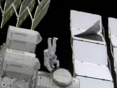 Astronauts step out on 1st spacewalk of mission CCTV-International