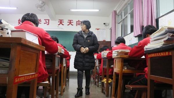 Teacher shows girls how to reach the top_英语频道_央视网(cctv.com)