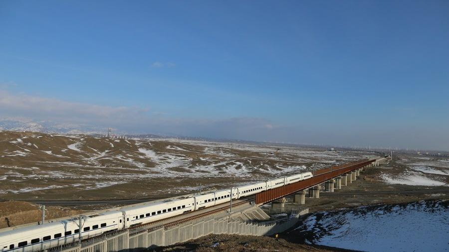 How does China's desert railway brave sand, wind to run smoothly?_英语频道 ...